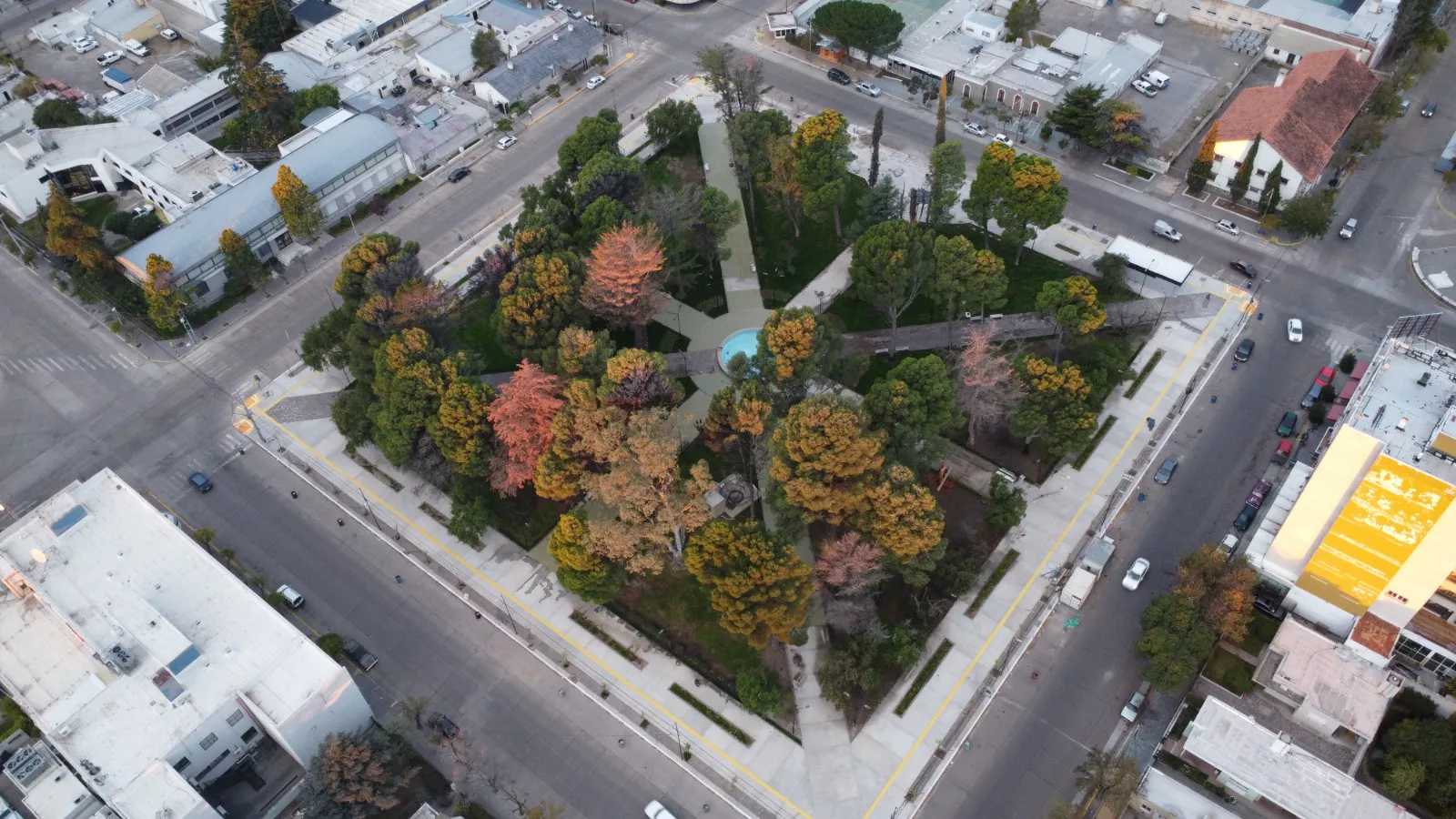 AHORA RAWSON LUCE LA PLAZA CENTRAL QUE SE MERECE